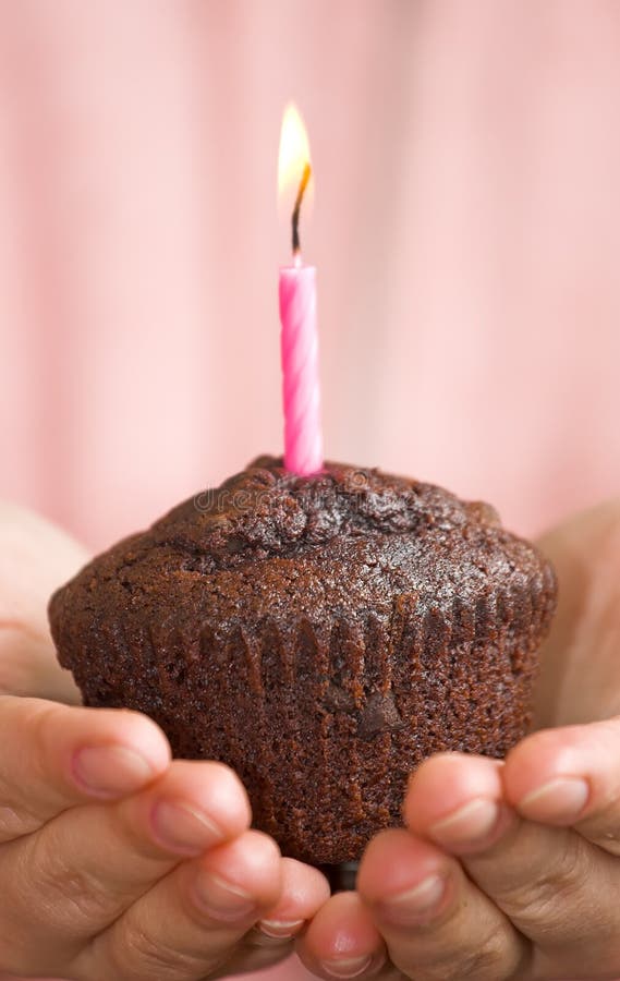 Menina Que Oferece Um Queque Do Chocolate Foto de Stock - Imagem de ...