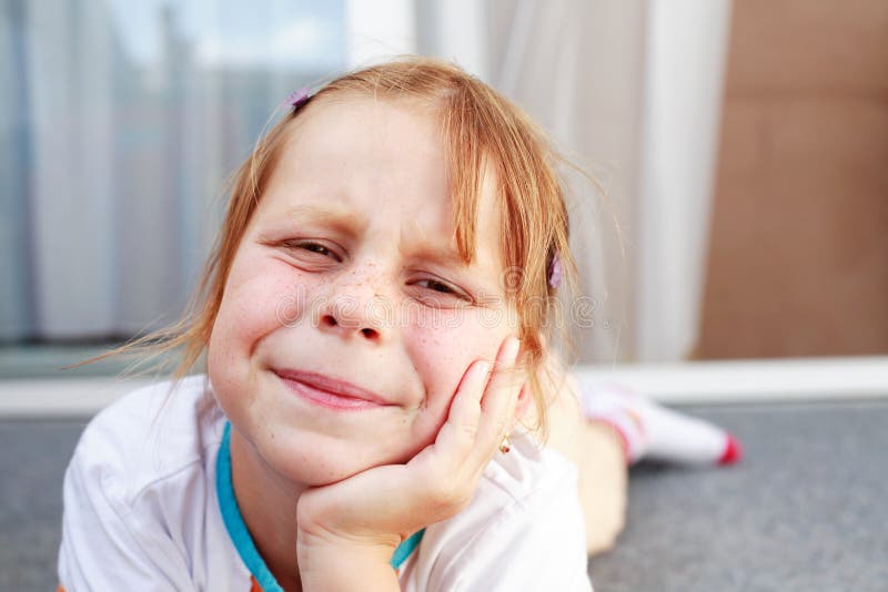 Menina sardenta aborrecida foto de stock. Imagem de tédio - 1941504