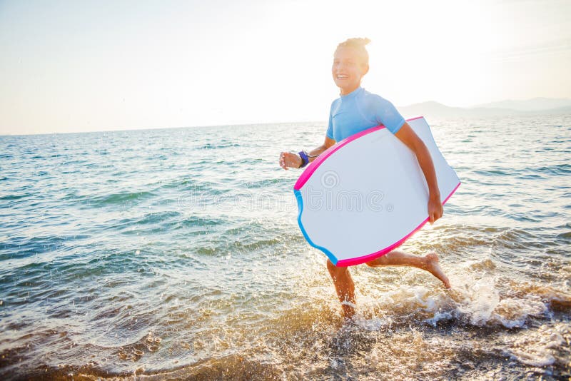 Menina surfando feliz imagem de stock. Imagem de lifestyle - 69845883