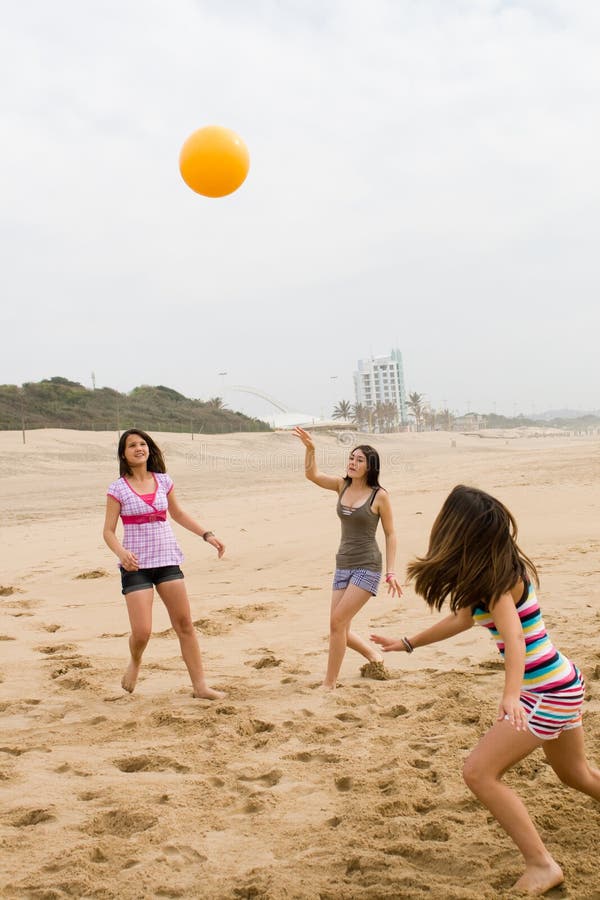 Meninas Adolescentes Na Praia Imagem De Stock Imagem De Cair Bonito