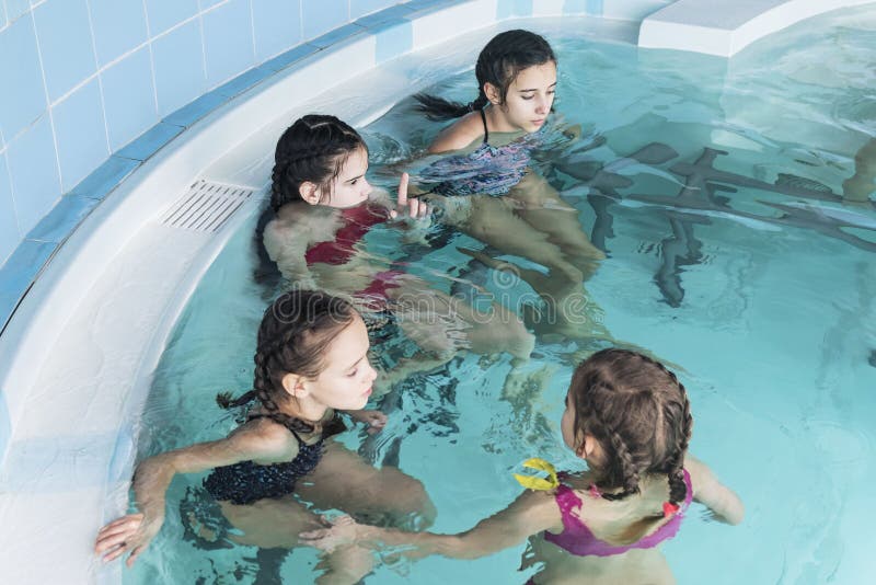 Duas Garotas Nadam Na Piscina Duas Irmãs Na Piscina Duas Garotas