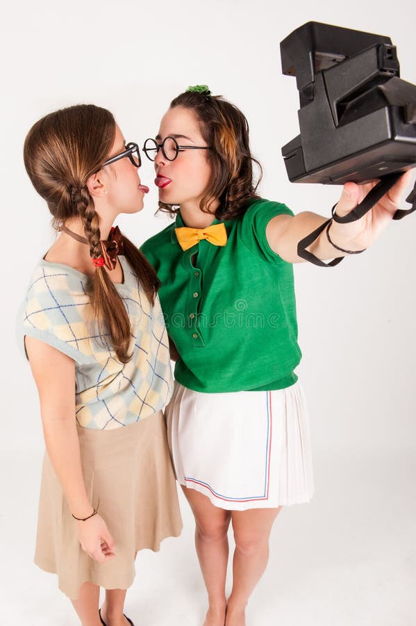 Meninas Nerdy Novas Que Tomam Um Selfie Com Came Imediata Imagem De