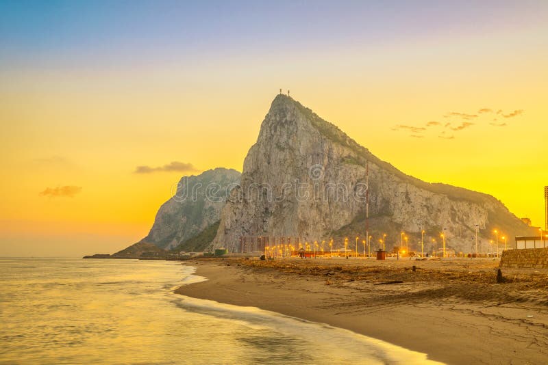 De Rots Van Gibraltar Van Het Strand Van La Linea, Spanje Stock Foto ...