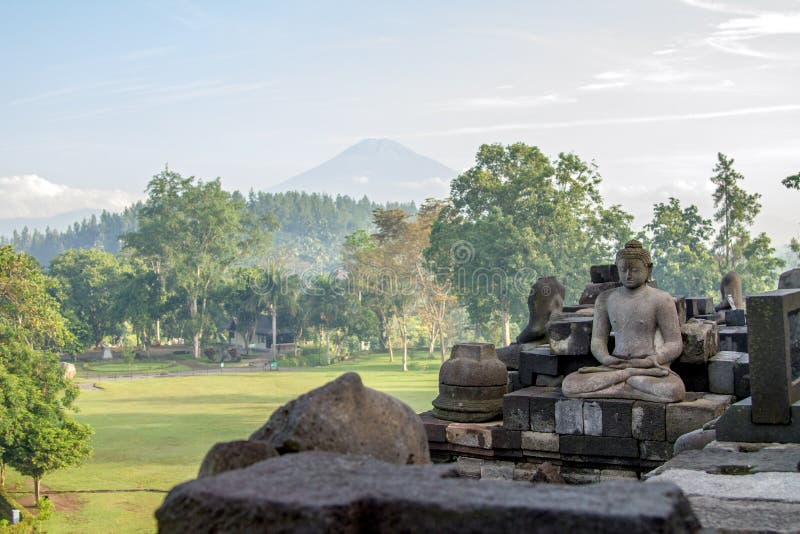 Mening Over Vulkaan Merapi Van Tempel Borobudur Stock Afbeelding ...