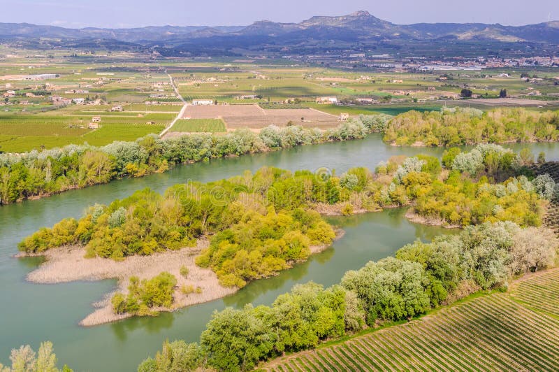 Mening Van De Ebro Rivier Dichtbij Tivissa, Spanje Stock Afbeelding ...