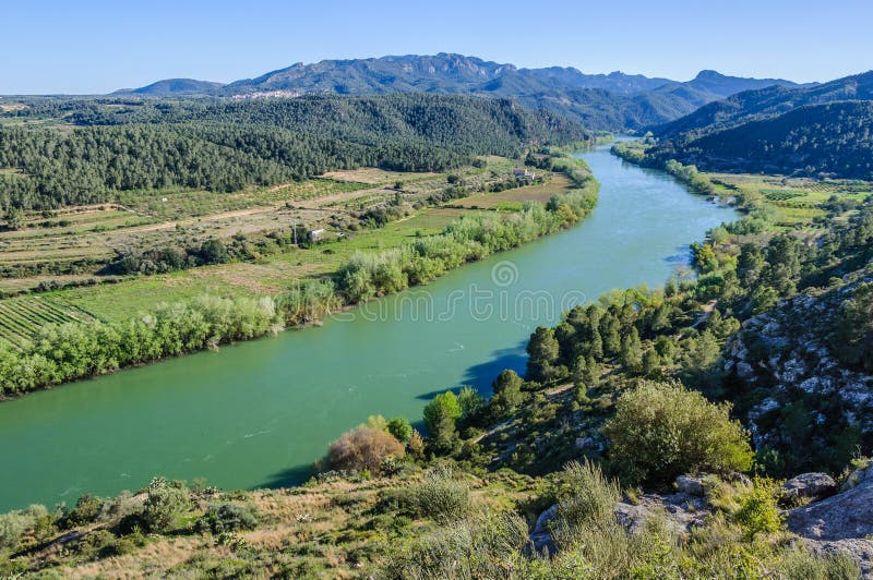 Mening Van De Ebro Rivier Van Het Miravet Kasteel, Spanje Stock ...