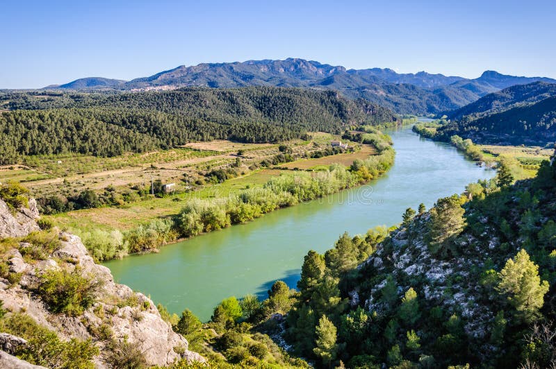 Mening Van De Ebro Rivier Van Het Miravet Kasteel, Spanje Stock ...