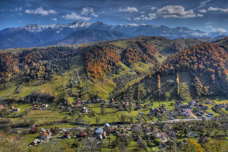 Uitzicht op een dorp stock foto. Image of heuvels, perspectief - 333348