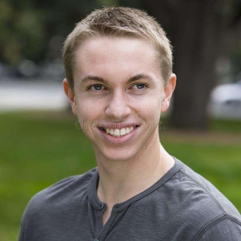 Menino adolescente imagem de stock. Imagem de sorrir - 11435913