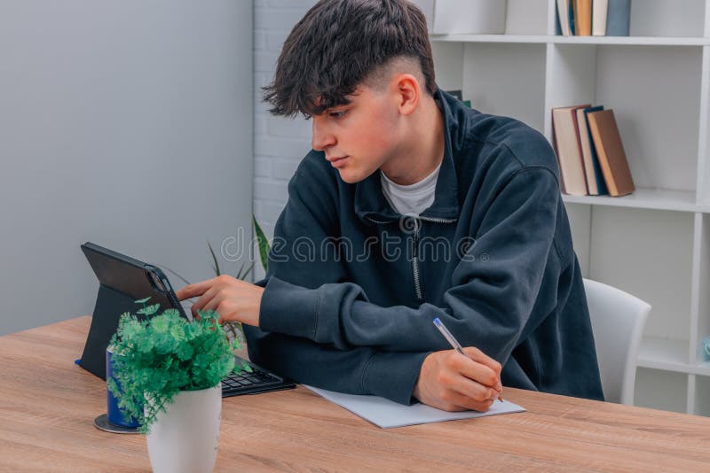 Menino Adolescente Em Casa Estudando Com Computador Foto de Stock ...