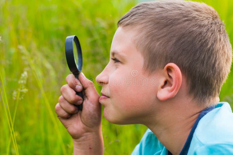Menino com uma lupa foto de stock. Imagem de divertimento - 123199566