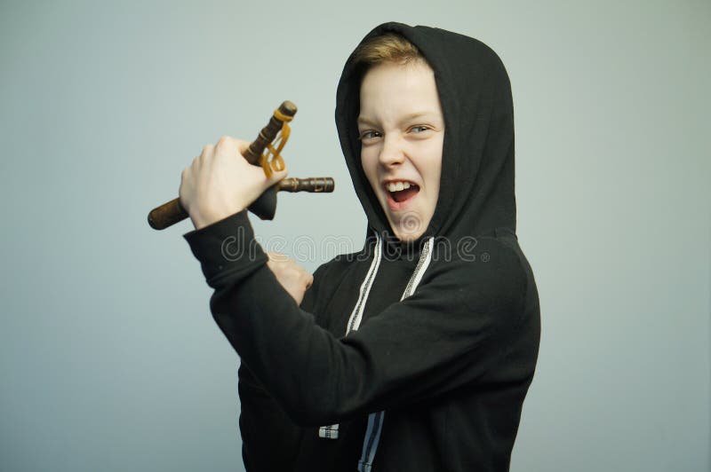 Menino Mau Adolescente Com Estilingue E Corte De Cabelo à Moda, Tiro Do ...