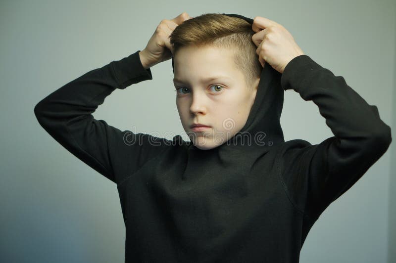 Menino Mau Adolescente Com Estilingue E Corte De Cabelo à Moda, Tiro Do ...