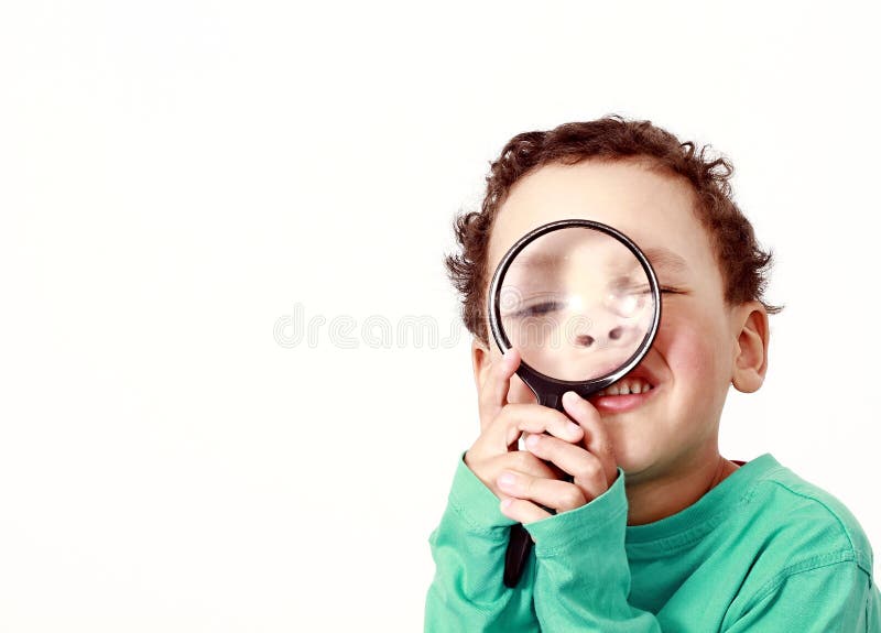 Menino novo com lupa imagem de stock. Imagem de aprendizagem - 144441535