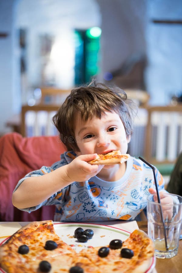 Menino Novo Que Come a Pizza Imagem de Stock - Imagem de coma, alimento ...