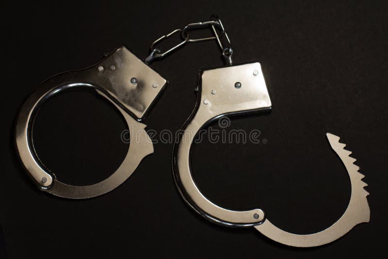 Menottes sur le fond noir photo stock. Image du fraude - 108951034