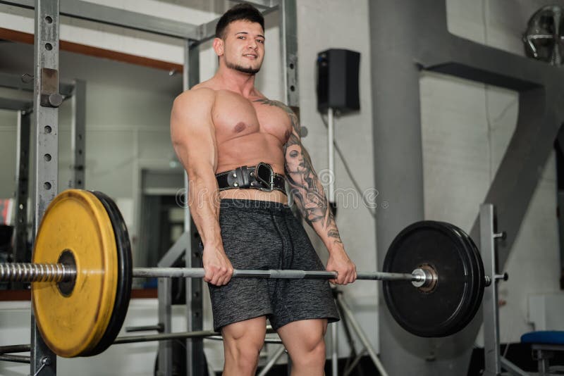 Mens Belast Met Geschiktheid Stock Foto - Image of lichaam, bodybuilder ...