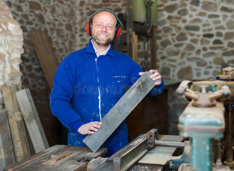 Mens Die Aan Een Machine Op Workshop Werken Stock Afbeelding - Image of ...