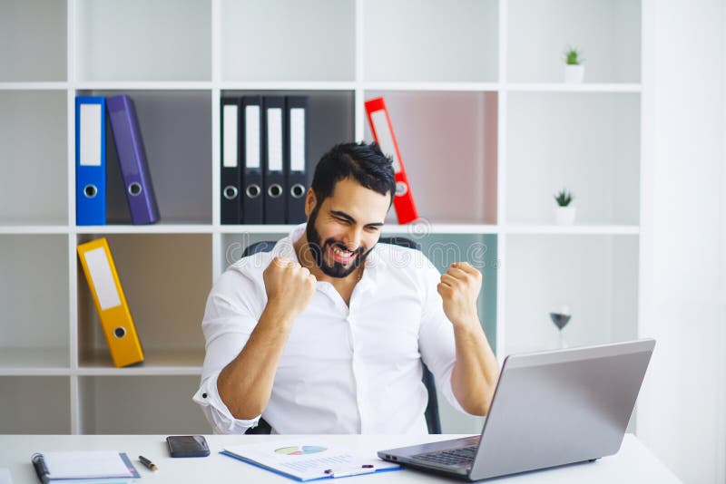 Man Aan Het Werk Op Een Computer in Een Modern Kantoor Stock Afbeelding ...