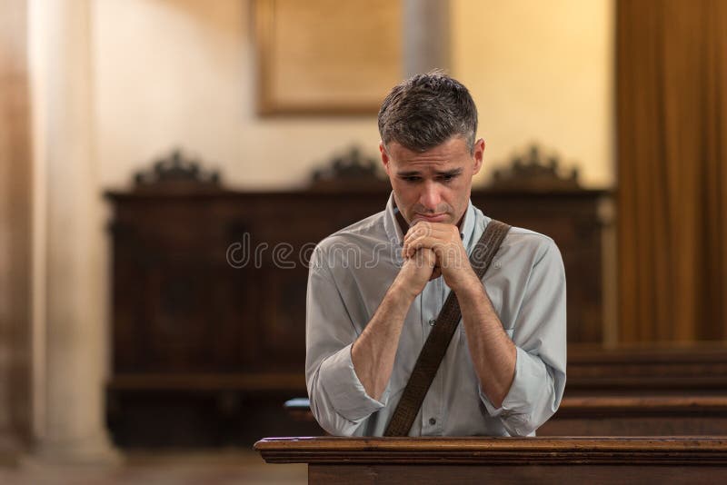 Mens die in de Kerk bidden stock foto. Image of berouw - 83438426