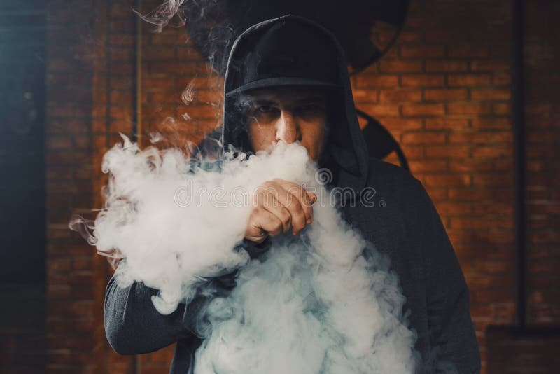 Jonge Mens Die, Het Vaping Elektronische Sigaret of Vape Roken Grijze ...