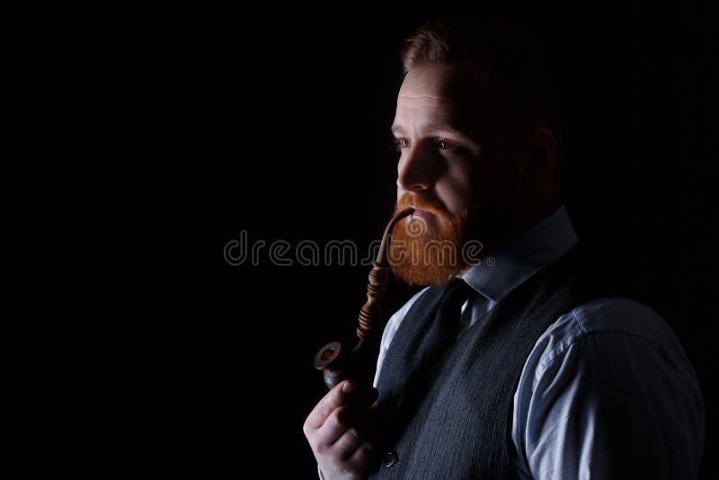 Mens die een pijp roken stock afbeelding. Image of baard - 111827797