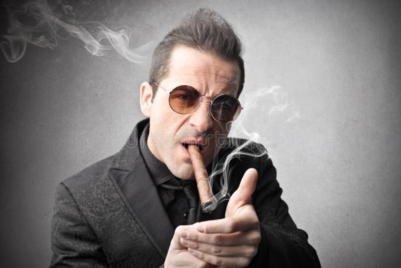 Mens die een sigaar roken stock afbeelding. Image of delinquent - 37021675