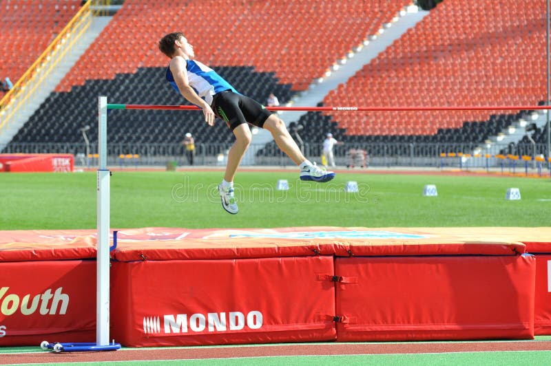 Mens Die Hoogspringen Maken Redactionele Foto - Image of atleet, blauw ...