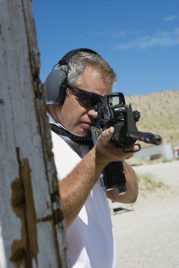 Kogels Op Grond Met De Mens Die Machinegeweer Streeft Stock Afbeelding ...