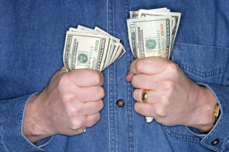 Mens Die Op Contant Geld Houdt Stock Afbeelding - Image of rekeningen ...