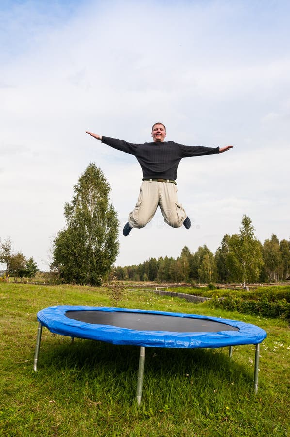 Mens Die Op De Trampoline Springt Stock Foto - Image of vlucht ...