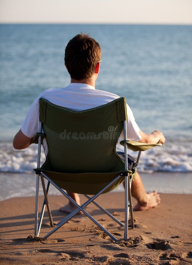 Mens Die Op Het Strand Rust Stock Afbeelding - Image of toerisme ...