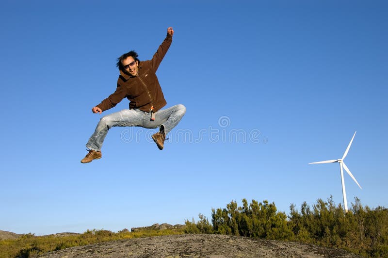 De Mens Springt De Schop Van De De Vechtsportenstrijd Van De ...