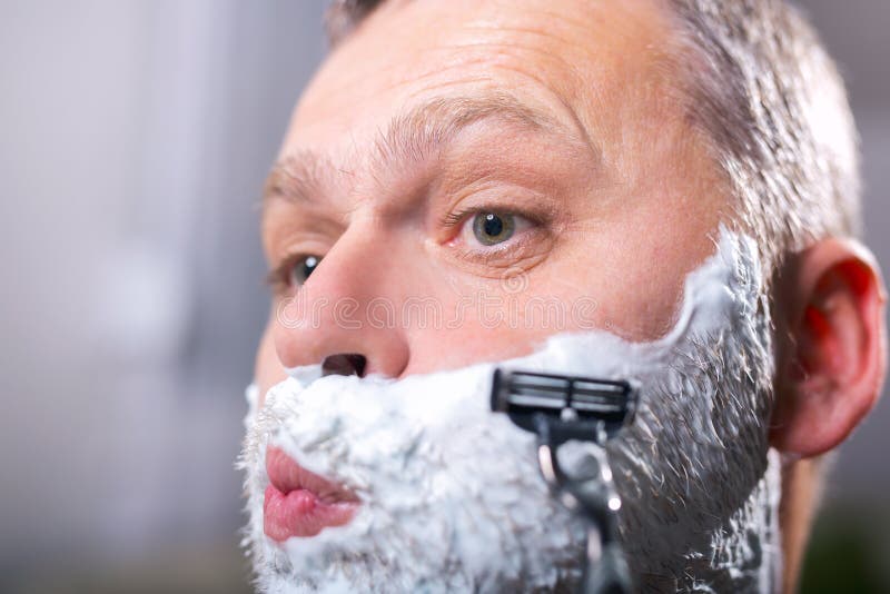 Mens Die Scheren Met Een Scheermes Stock Foto - Image of foto, emoties ...