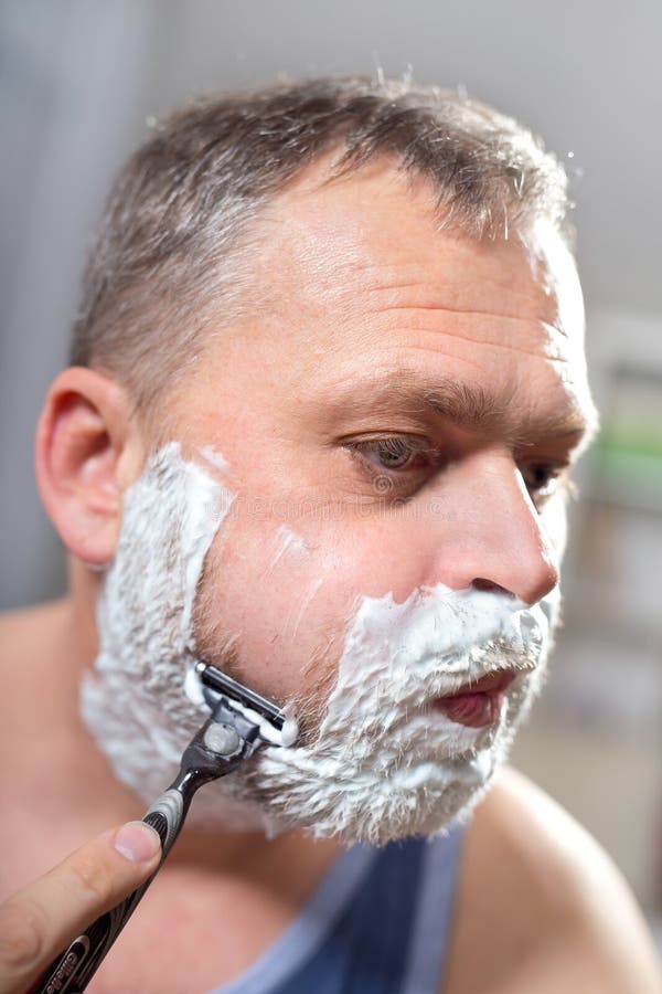 Mens Die Scheren Met Een Scheermes Stock Afbeelding - Image of ...