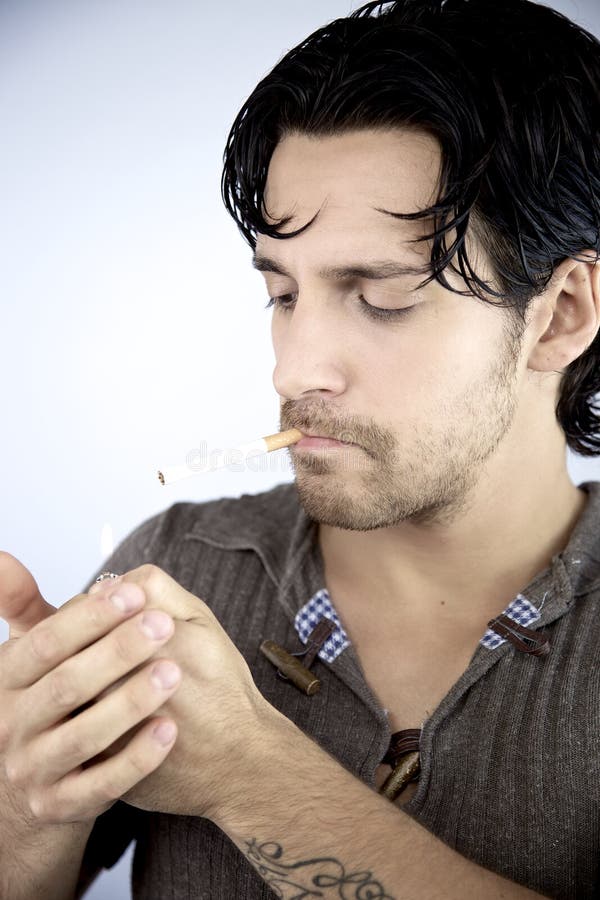 Mens Die Sigaret Beginnen Te Roken Stock Foto - Image of sigaret ...