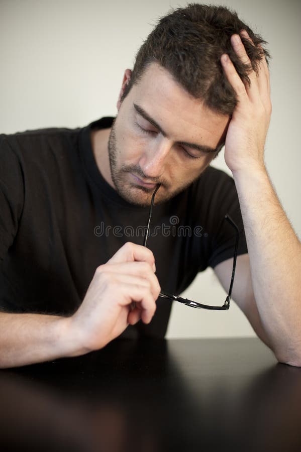 Mens die slecht voelt stock afbeelding. Image of woede - 21893555