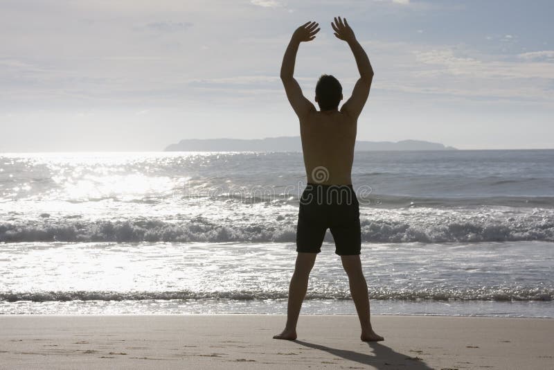 Man Die Yoga Doet Op Het Strand Stock Foto - Image of mens, ontspanning ...