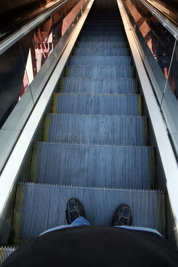 Roltrap stock afbeelding. Image of trap, verplaatsen, roltrap - 3596163