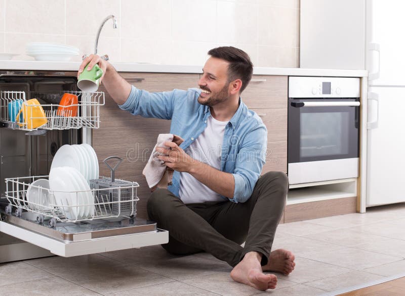 Mens Het Leegmaken Afwasmachine Stock Afbeelding - Image of mensen ...