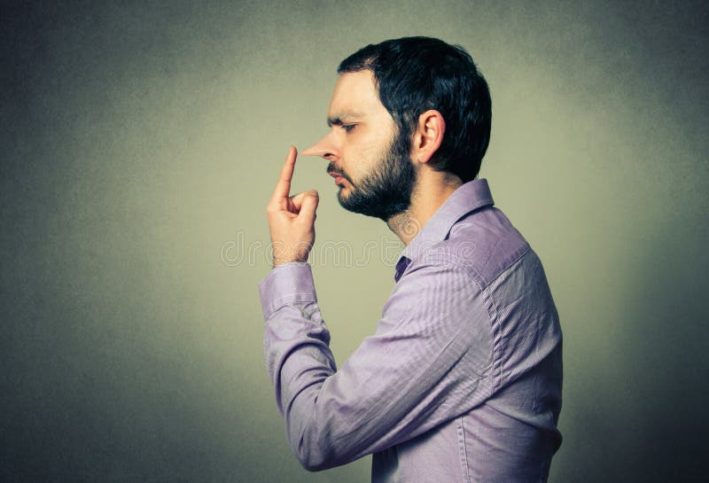 Doen Schrikken Mens Die Met Lange Neus in Een Spiegel Kijken Stock Foto ...