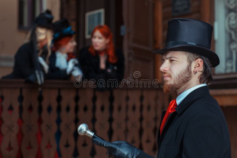 Mens Met Een Riet En Drie Meisjes Stock Foto - Image of hoed, gedartel ...