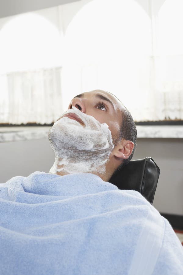 Het Hoofd Van Kappershaving Man Met Haarsnoeischaar Stock Foto - Image ... Het Hoofd Van Kappershaving Man Met Haarsnoeischaar Stock Foto - Image ...