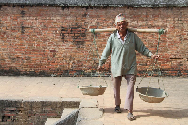 Mens met juk redactionele afbeelding. Image of muur, baksteen - 36454500