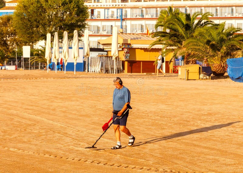 Mens Met Metaaldetector Op Het Strand Van Tossa DE Redactionele ...