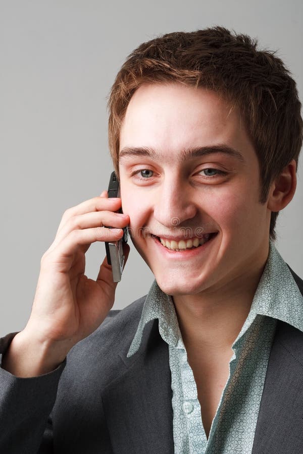 Mens met mobiele telefoon stock afbeelding. Image of technologie - 8286429