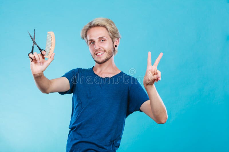 Mens met schaar en kam stock afbeelding. Image of overwinning - 90770597