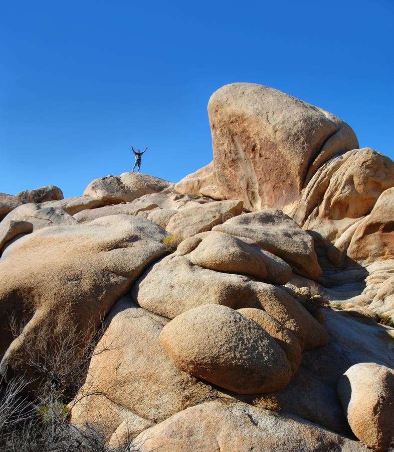 Mens Omhoog Op Rotsachtige Berg in De Woestijn Stock Foto - Image of ...