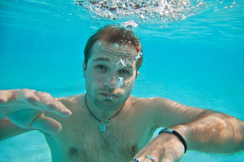 Mens die onder water zwemt stock foto. Image of actie - 9246846