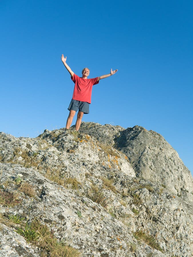 Jonge Vrije Man Met Opgestoken Handen Bij Een Bergmeer Stock Foto ...